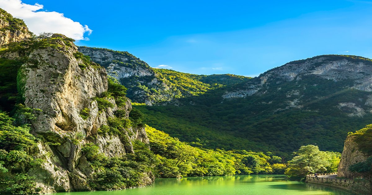 Marche, per colline e montagne nella Provincia Bella | Guide Marco Polo
